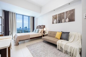 Estúdio luxo | Escrivaninha, espaço de trabalho para notebook, cortinas blackout