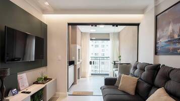 Apartamento Básico | Sala de estar | Smart TV de 32 polegadas com canais digitais