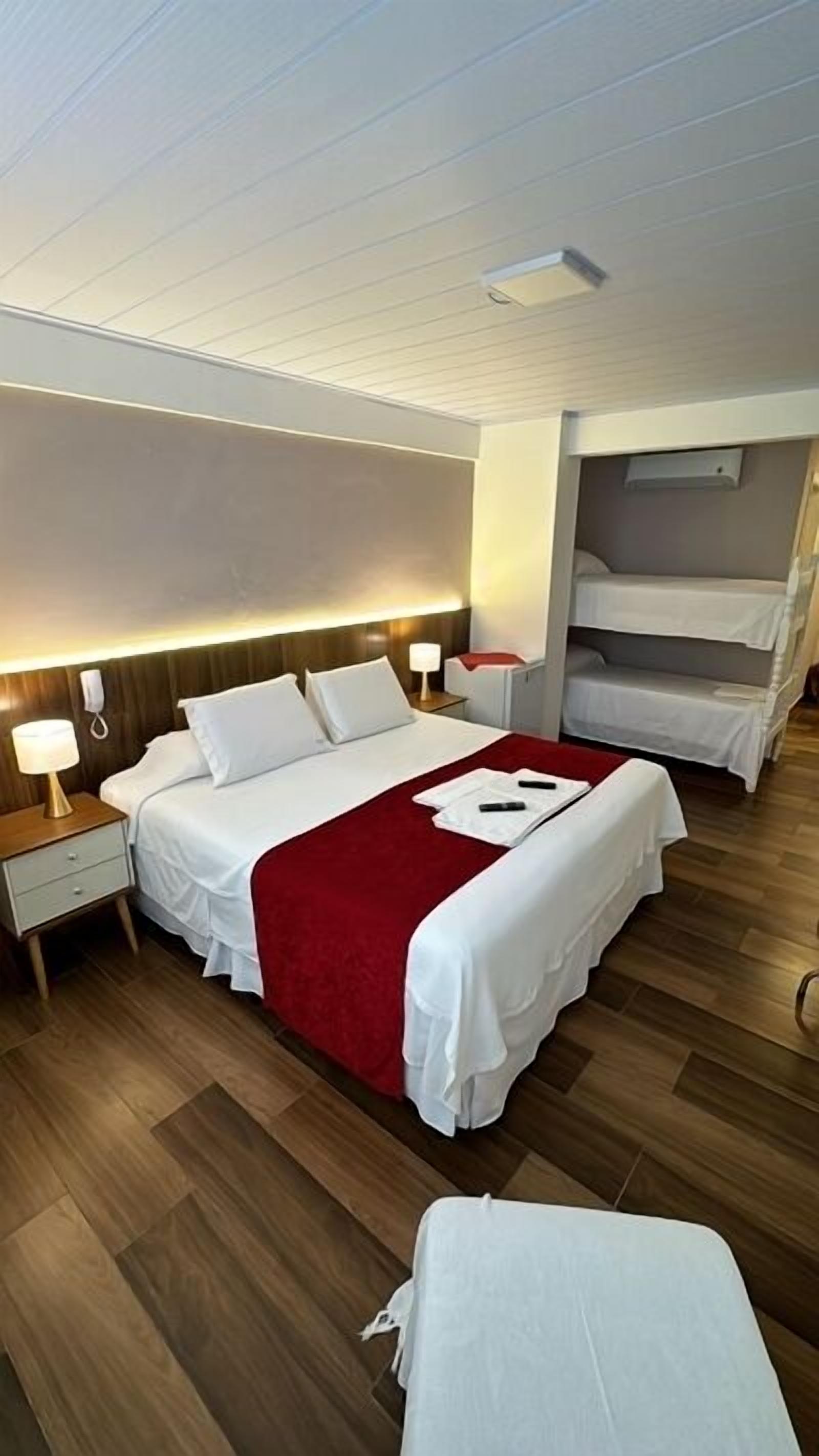 Quarto Quádruplo Standard | Cortinas/cortinados opacos, Wi-fi grátis, acesso para cadeira de rodas 