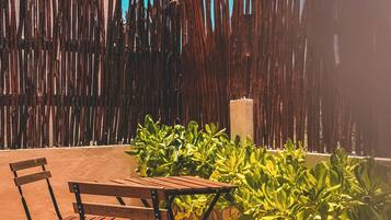 Quarto Duplo Deluxe, varanda, vista para o jardim | Cofre com capacidade para portátil, Wi-fi grátis