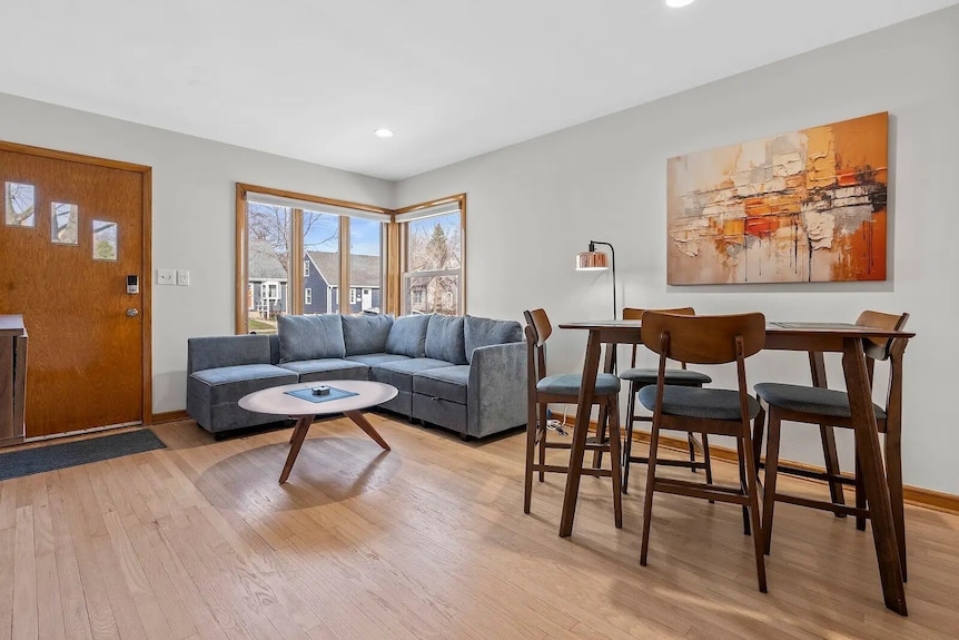 Charming 3-bedroom House Close To All In Milwaukee - Greenfield, WI