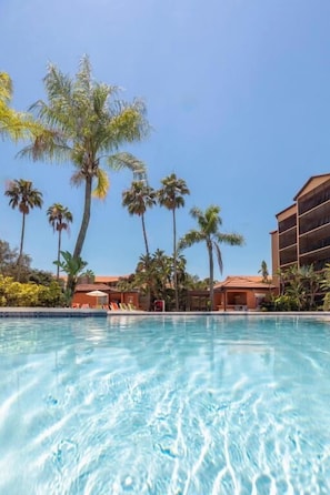 4 piscinas exteriores