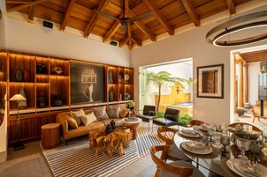 Casa luxo | Área de estar | Smart TV 70 polegadas com canais a cabo