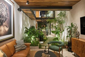 Casa Cielo | Área de estar | Smart TV 70 polegadas com canais a cabo