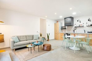 Apartamento (3 Bedrooms) | Sala de estar | TV 35 polegadas com canais digitais