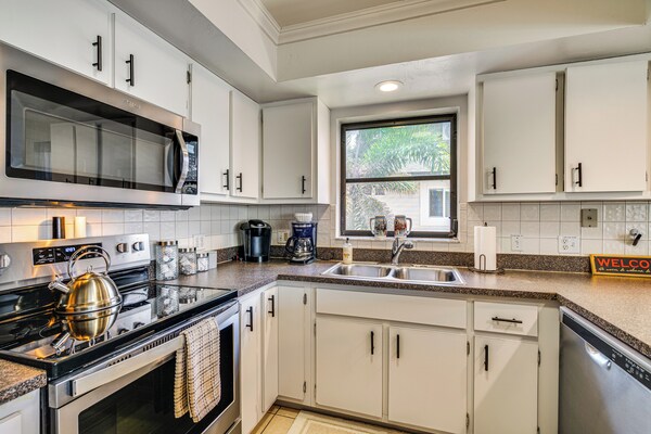 Walk To Sugar Sands: Retreat In Fort Myers Beach - Fort Myers Beach, FL