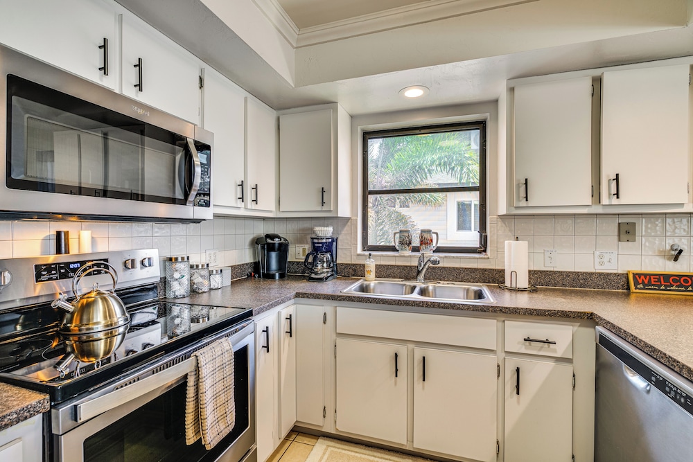 Walk To Sugar Sands: Retreat In Fort Myers Beach - Fort Myers Beach, FL