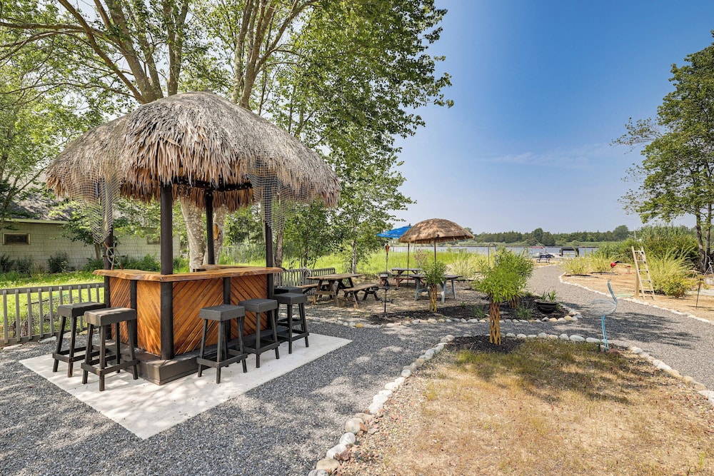 Dock + Backyard Bar: Spacious Barnegat Bay Retreat - 紐澤西