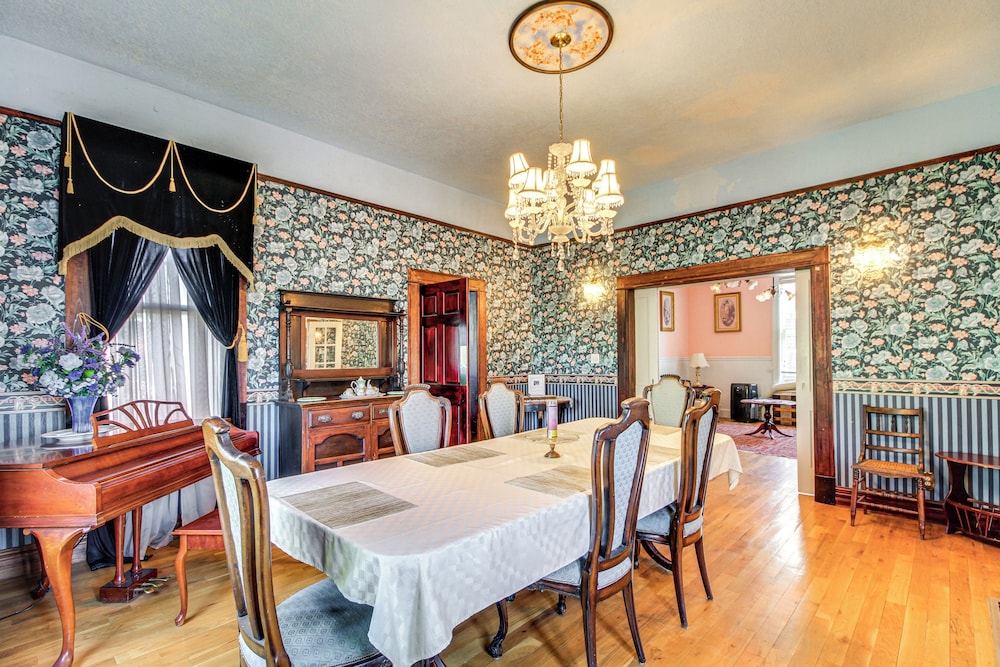 < 1 Mi To Downtown Abq: Historic Manor W/ Patio! - Albuquerque, NM