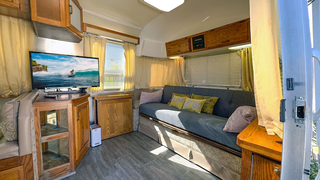 Twin Retro Star-wagon Resort, Ocean Front, 6 Beds - Carlsbad, CA