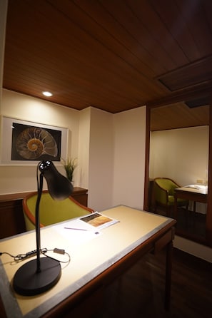 Quarto Empresarial | Secretária, ferro/tábua de engomar, Wi-fi grátis