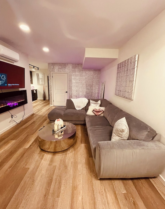 Comfy 2 Bedroom 1 Bath + Parking! - 溫尼伯