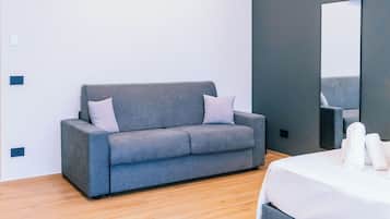 Quarto Duplo Superior, vista parcial para o mar | Cofre com capacidade para portátil, secretária, ferro/tábua de engomar