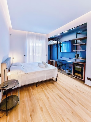 Quarto casal júnior | Cofres nos quartos, escrivaninha, ferros/tábuas de passar roupa