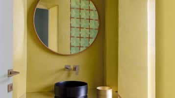 Quarto Superior | Casa de banho | Um polibã, um chuveiro fixo, produtos de higiene exclusivos