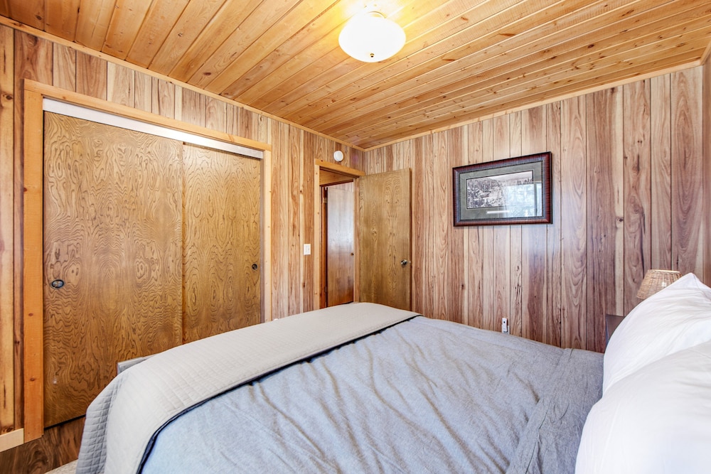 Vista Sugarloaf ~ Dog-friendly Mountain getaway near town & skiing w/ gas grill & spacious deck ...