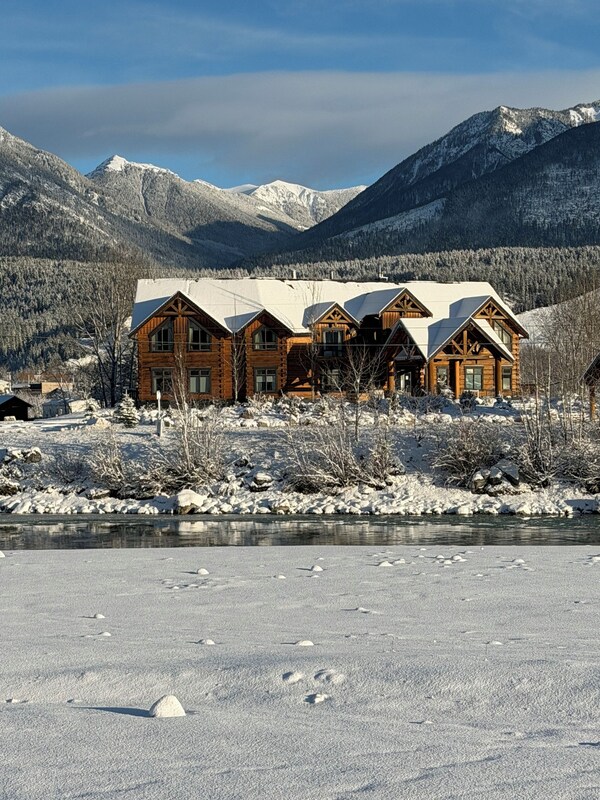 Lodge And Lantern - Golden