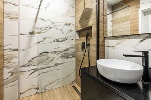 Apartamento conforto | Banheiro | Chuveiro, chuveiro com efeito de chuva, secador de cabelo