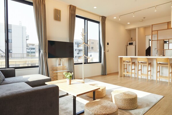 Apartamento Premium em Condomínio Fechado | Sala de estar | Televisor de ecrã plano de 50 polegadas com canais digitais 