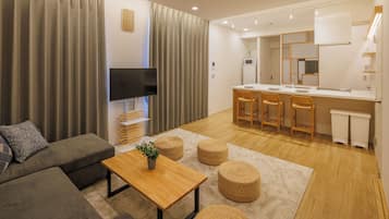 Apartamento Premium em Condomínio Fechado | Sala de estar | Televisor de ecrã plano de 50 polegadas com canais digitais