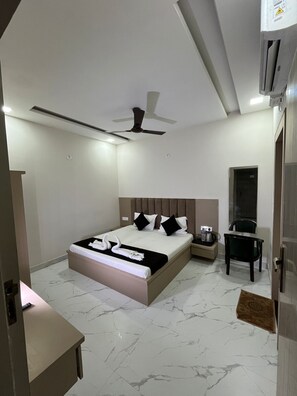 Quarto Deluxe, 1 quarto, não fumadores, Vista para a cidade | Vista para a cidade