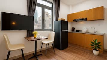 Quarto Duplo Standard | Secretária, cortinas/cortinados opacos, quartos insonorizados