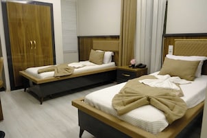 Quarto Triplo Comfort | Com decoração personalizada, com mobília individualizada, secretária