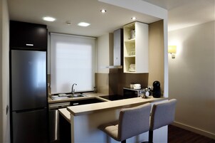 Apartamento Comfort, 1 quarto, vista para o mar | Cozinha privada | Um frigorífico, um micro-ondas, um forno, uma placa de cozinha 