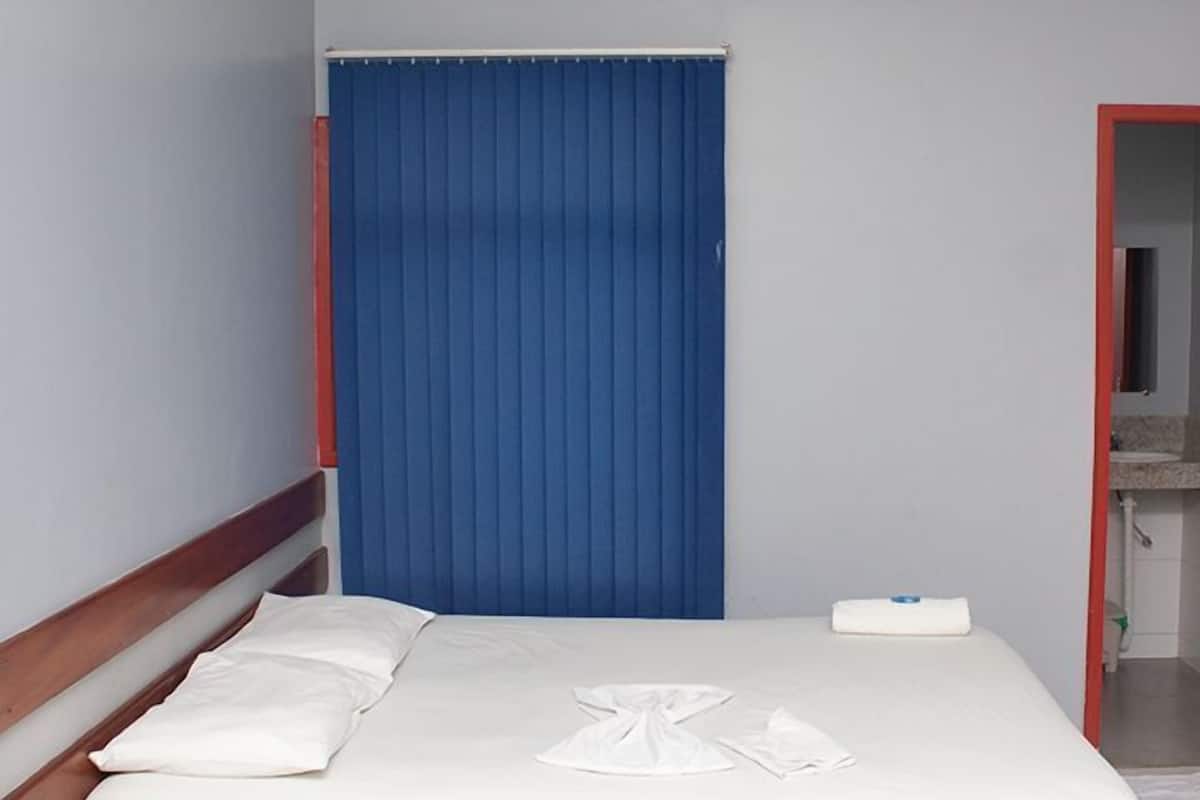 Quarto casal básico | Ferros/tábuas de passar roupa, Wi-Fi de cortesia