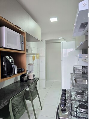 Apartamento | Cozinha privada | Cafeteira/chaleira, mesas de jantar