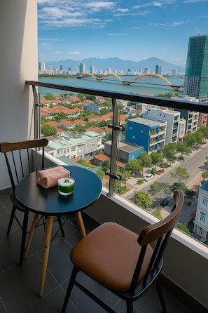 Apartamento urbano, 2 quartos, acesso à piscina, vista para o rio | Vista da sacada