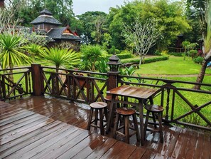 Quarto Standard, casa de banho partilhada | Sala de estar