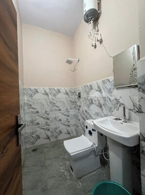 Chuveiro, produtos de toalete grátis