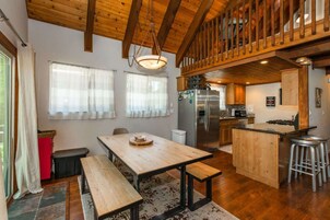 Casa, várias camas, varanda, vista para a montanha (Alder Creek Paradise) | Opções para refeição