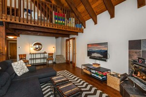 Casa, várias camas, varanda, vista para a montanha (Alder Creek Paradise) | Área de estar | TV de tela plana 42 polegadas com canais digitais, lareira