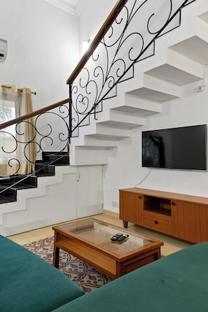 Apartamento superluxo, 2 quartos, vista para a piscina | Área de estar | TV LED 50 polegadas com canais digitais, Netflix, serviços de streaming