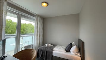 Quarto Individual Básico, varanda, vista para o jardim | Secretária, Wi-fi grátis