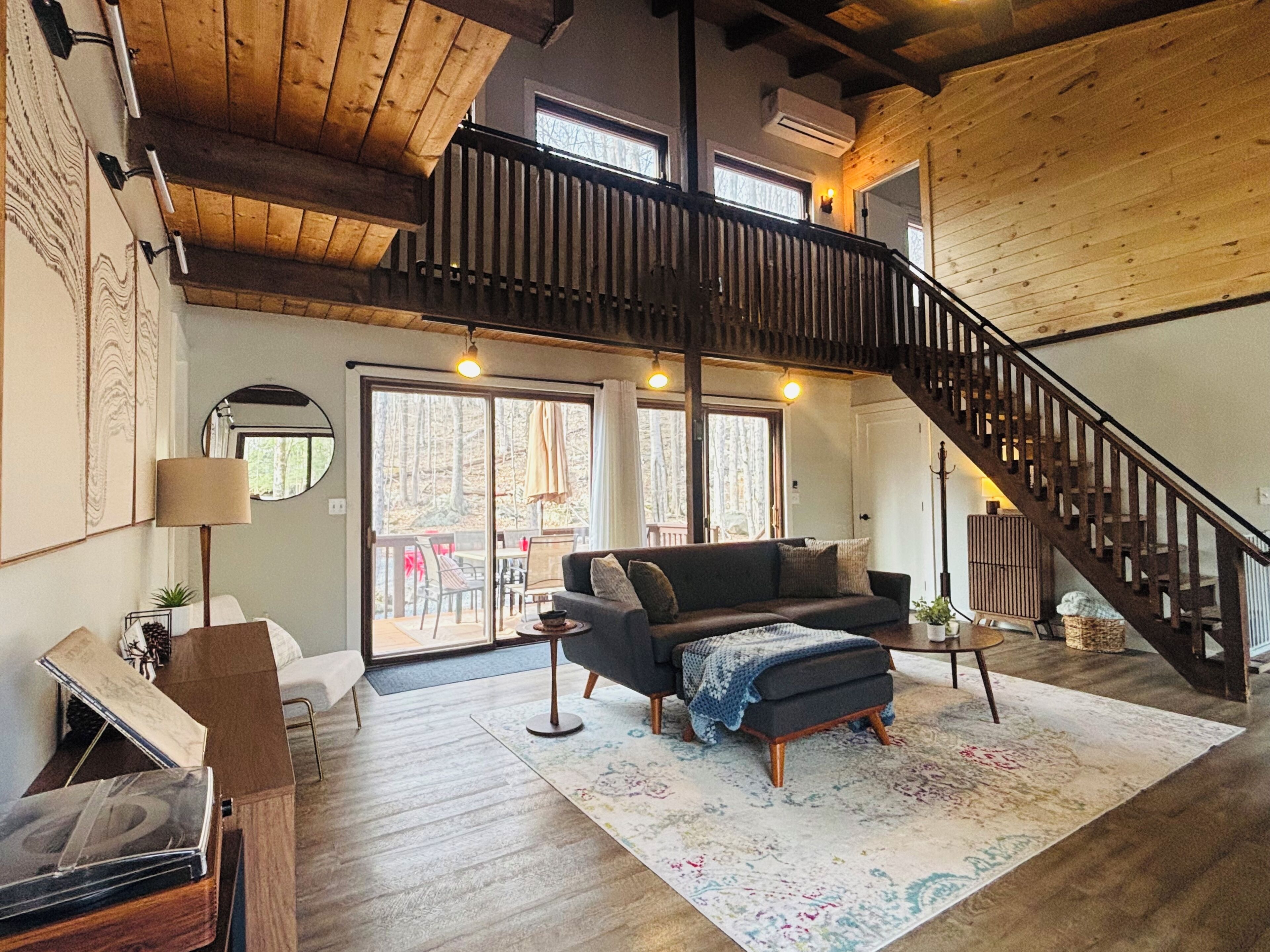 Cozy Pocono Cabin  Fire Pit  Fall Getaway - Waymart, PA