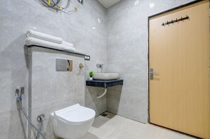 Quarto Deluxe | Casa de banho | Um polibã, um secador de cabelo, toalhas fornecidas, sabão 