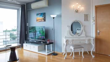 Suite Júnior, vista para o mar | Sala de estar | Televisor LED