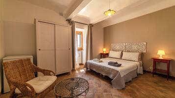 Quarto triplo, vista para a montanha | Edredons de pluma, escrivaninha, espaço de trabalho para notebook