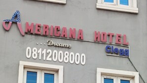 Um edifício com uma placa que diz "MERCINA HOTEL Dreams Clegg 08112008000".