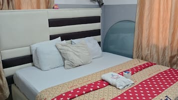 Quarto solteiro executivo | Escrivaninha, espaço de trabalho para notebook, roupa de cama