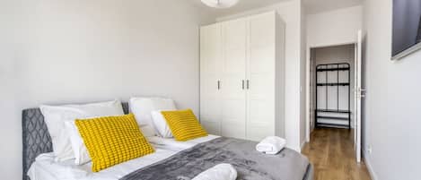 Apartamento Deluxe | Cortinas/cortinados opacos, ferro/tábua de engomar, Wi-fi grátis