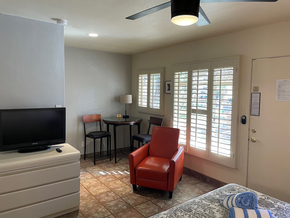 Desert Paradise Resort- Gay Men's Resort - Palm Springs, CA