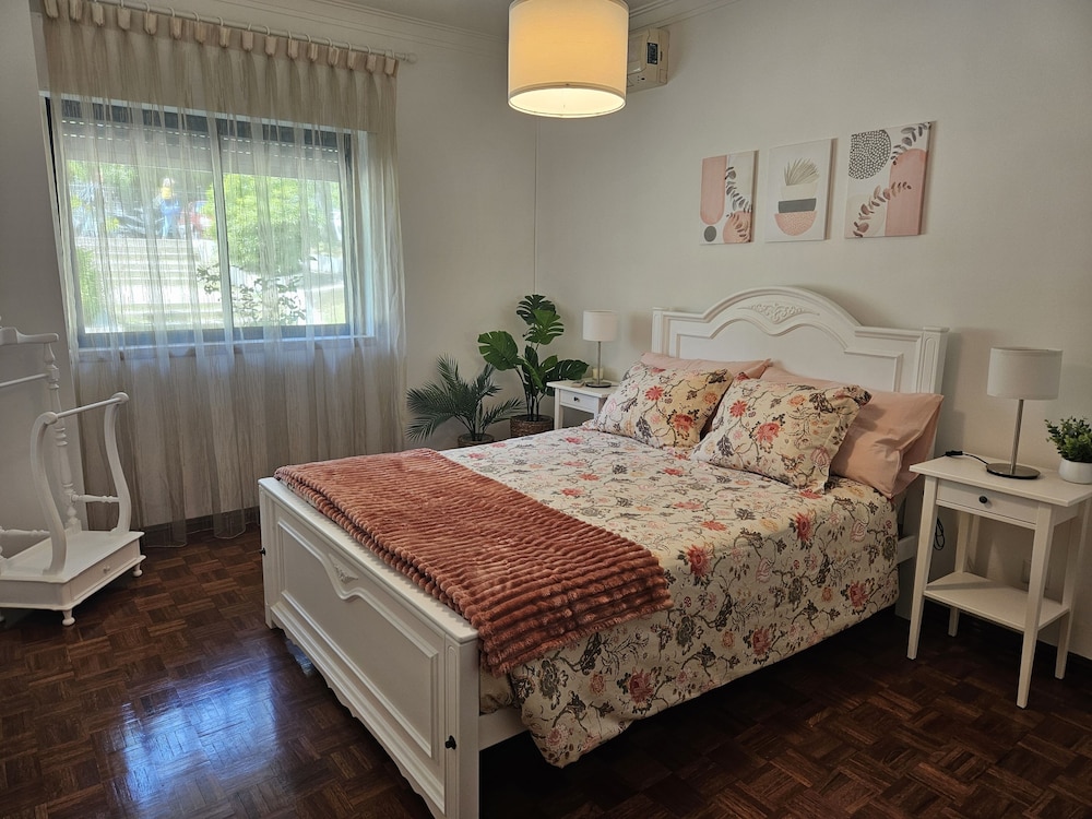 7km from the beach and 14km from downtown Lisbon. Cozy, family-friendly ...