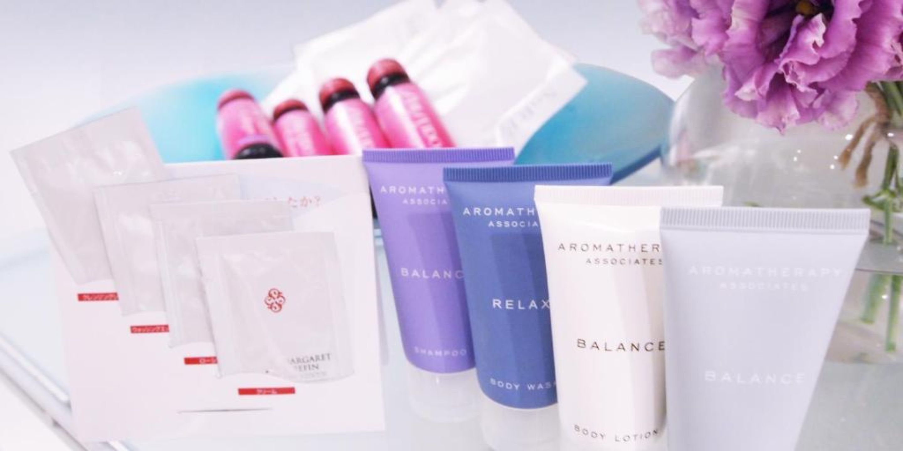 Diversos produtos de cuidados com a pele, incluindo gel de banho, shampoo e loção da Aromath Therapy Associates.