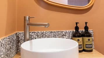 Quarto Duplo Comfort, 1 cama queen-size | Casa de banho | Artigos de higiene pessoal grátis, toalhas fornecidas, sabão, champô