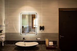 Suite Júnior | Casa de banho | Um polibã, artigos de higiene pessoal grátis, um secador de cabelo