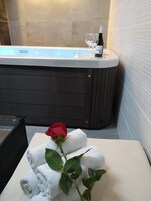 Sauna, banheira de hidromassagem, banho turco, tratamentos corporais 